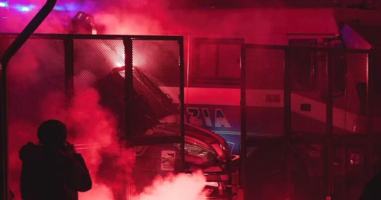 Genova, scontri tra manifestanti antifascisti e forze dell'ordine ...