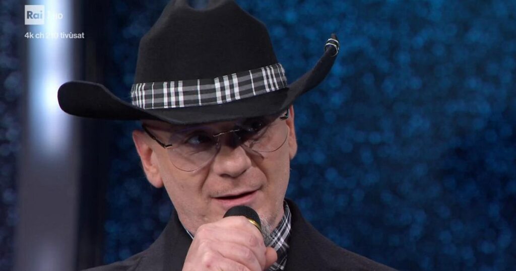 Sanremo 2026: J-Ax presenta il brano "Italia Starter Pack" sul palco ...